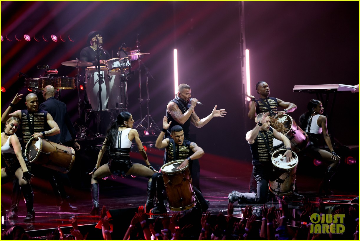 Ricky Martin Puts on a Hot Performance While Accepting Latin Icon Award ...