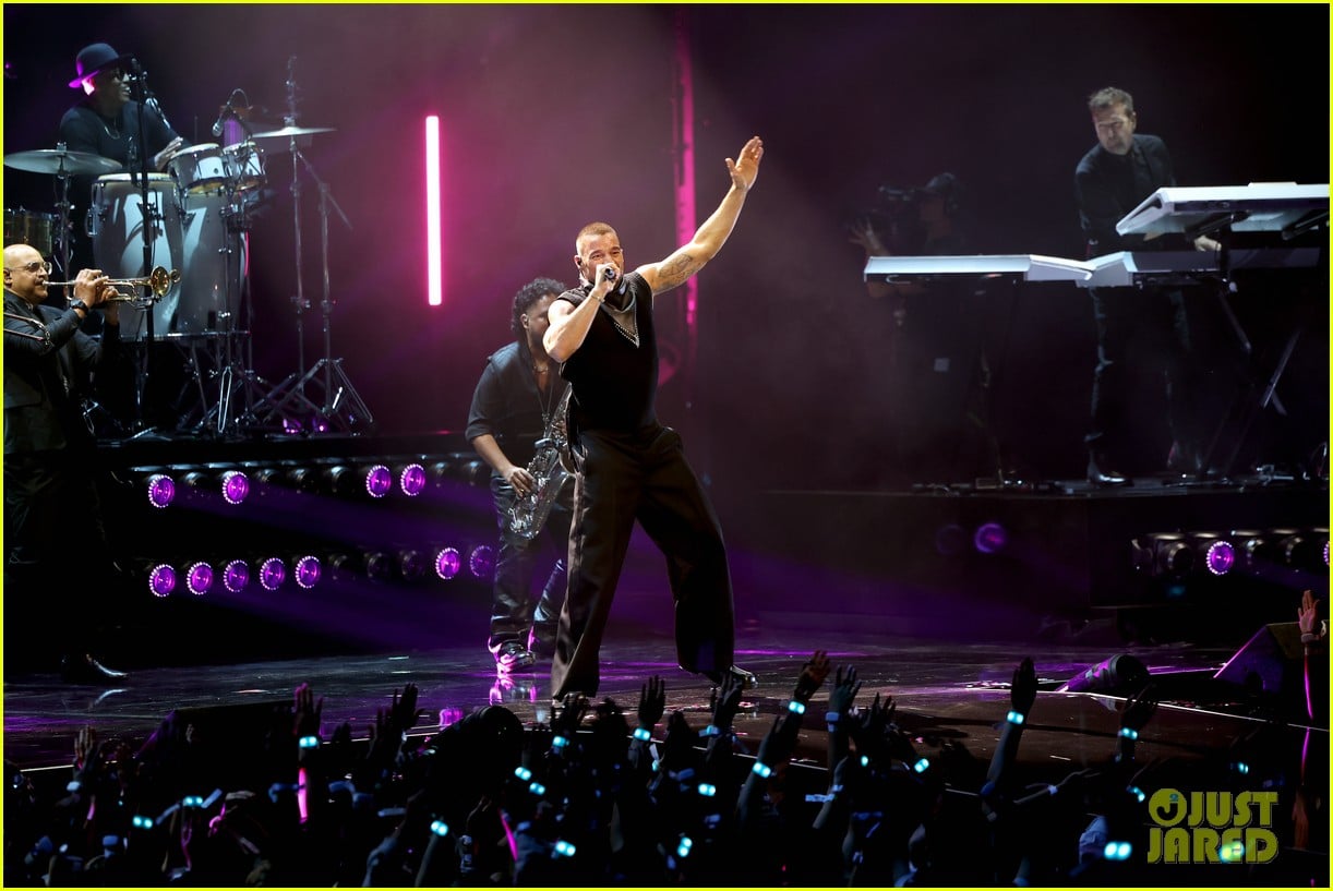Ricky Martin Puts on a Hot Performance While Accepting Latin Icon Award ...