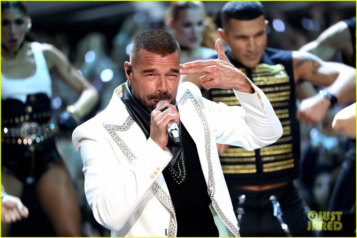 Ricky Martin Puts on a Hot Performance While Accepting Latin Icon Award ...