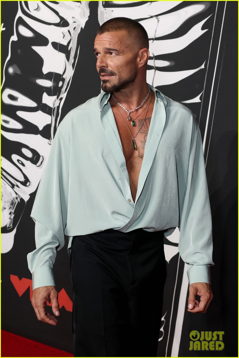 Ricky Martin Puts on a Hot Performance While Accepting Latin Icon Award ...