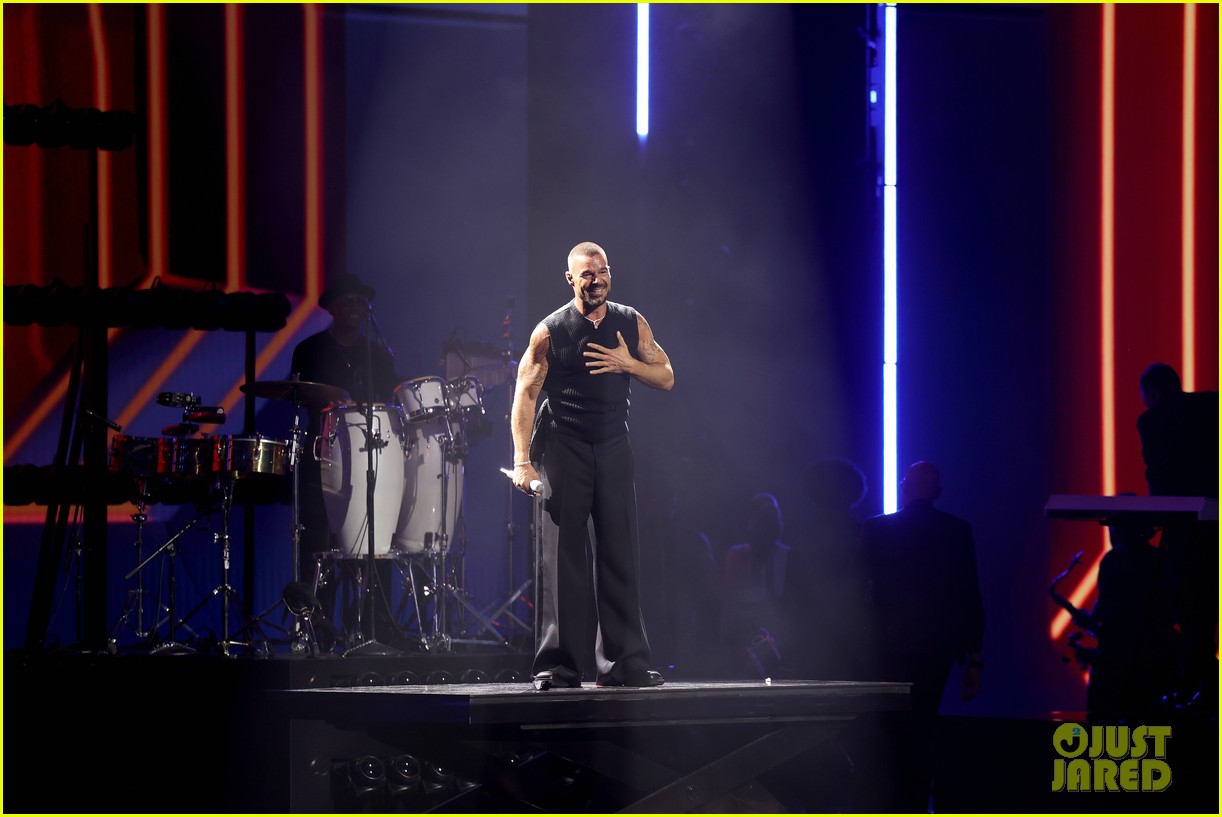 Ricky Martin Puts on a Hot Performance While Accepting Latin Icon Award ...