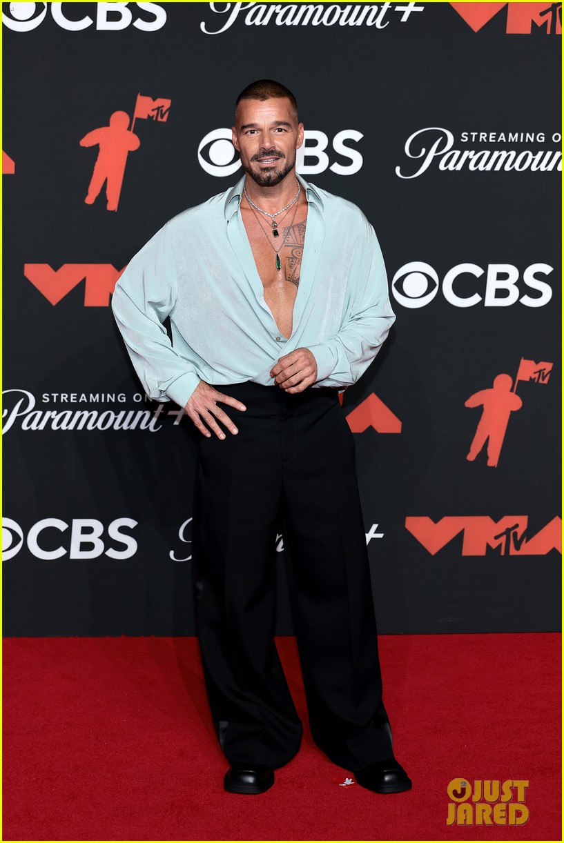 Ricky Martin Bares Some Skin on VMAs 2025 Red Carpet: Photo 5198678 ...