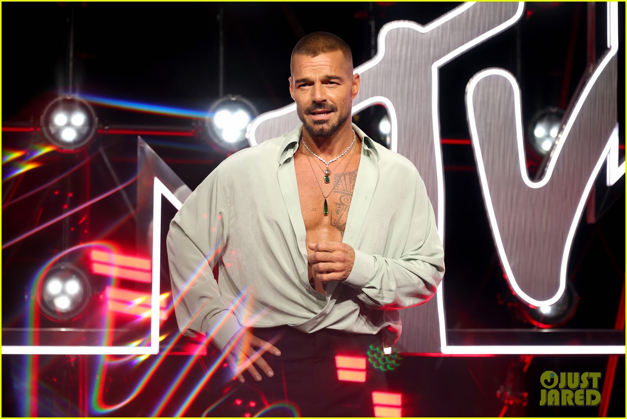 Ricky Martin Bares Some Skin on VMAs 2025 Red Carpet: Photo 5198679 ...