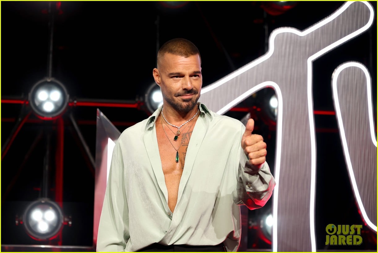 Ricky Martin Bares Some Skin on VMAs 2025 Red Carpet: Photo 5198694 ...