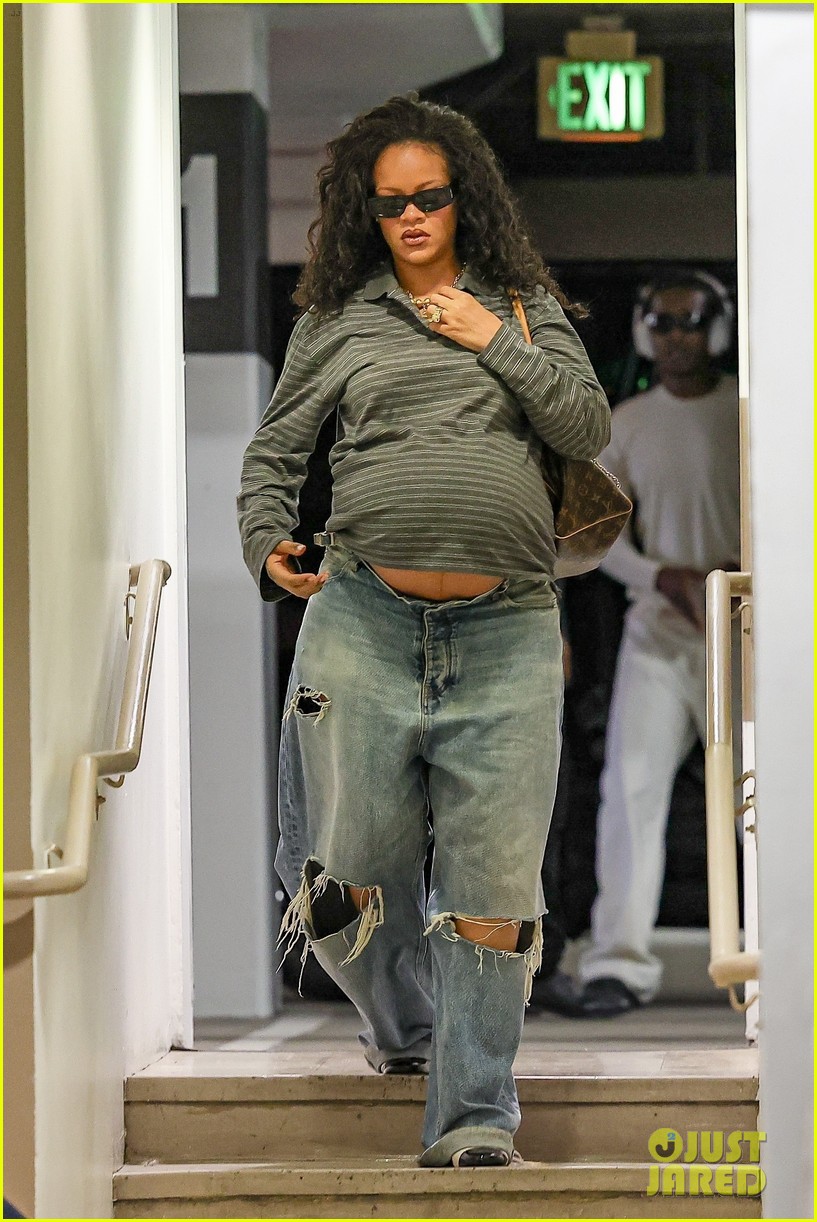Rihanna Cradles Pregnant Belly While Running Errands with A$AP Rocky in L.A.: Photo 5197100 ...