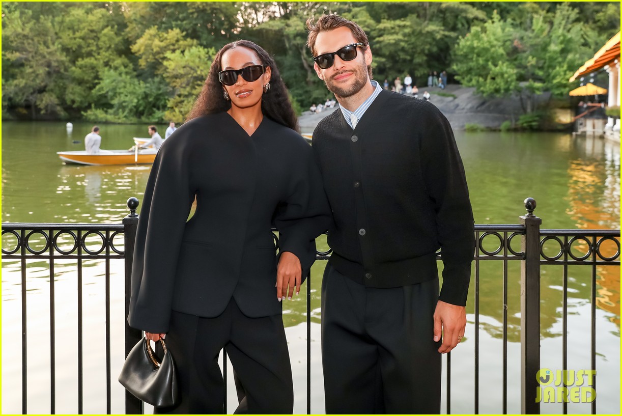 Julia Roberts & Niece Emma Roberts Step Out for Veuve Clicquot Event in ...