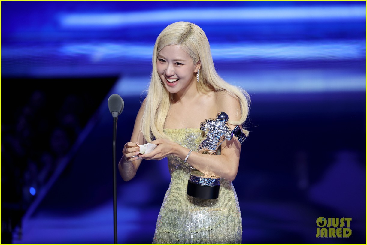 Rosé Accepts Song of the Year Award at MTV VMAs 2025, Thanks BLACKPINK ...