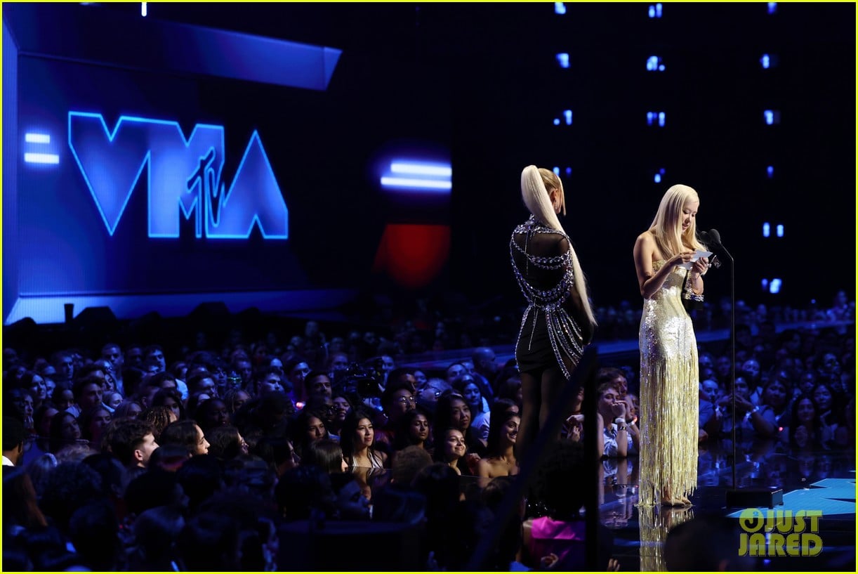 Rosé Accepts Song of the Year Award at MTV VMAs 2025, Thanks BLACKPINK ...