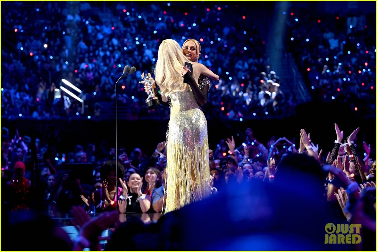 Rosé Accepts Song of the Year Award at MTV VMAs 2025, Thanks BLACKPINK ...