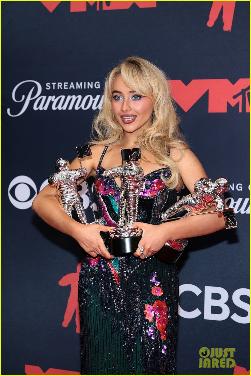 Sabrina Carpenter Jokes About Her Lengthy Music Career While Accepting Album of the Year at MTV ...