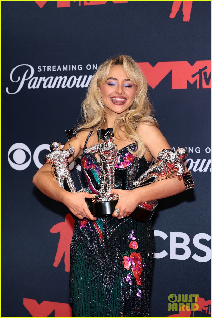 Sabrina Carpenter Jokes About Her Lengthy Music Career While Accepting Album of the Year at MTV ...