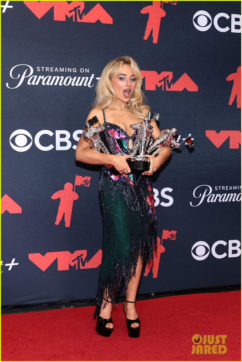 Sabrina Carpenter Jokes About Her Lengthy Music Career While Accepting ...