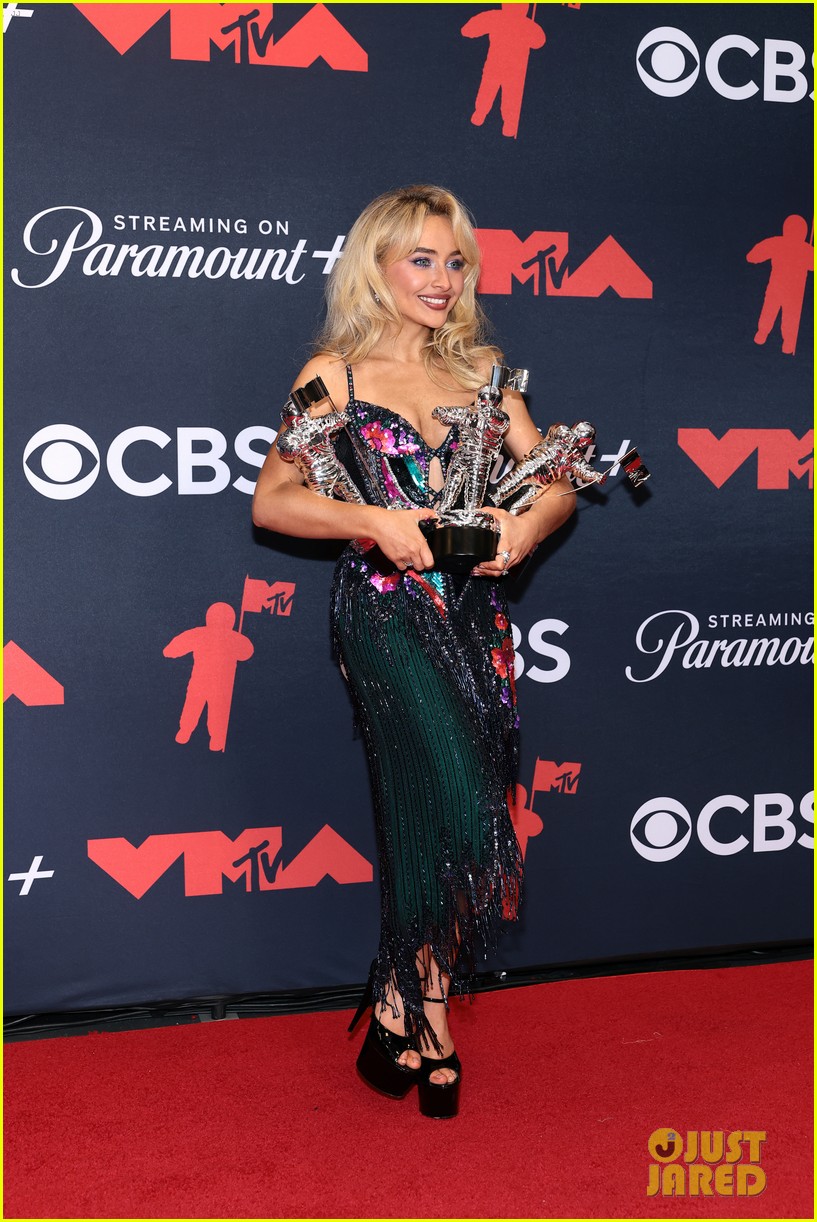 Sabrina Carpenter Jokes About Her Lengthy Music Career While Accepting ...