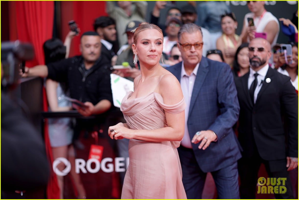 Scarlett Johansson Displays Back Tattoos in Backless Gown at 'Eleanor ...