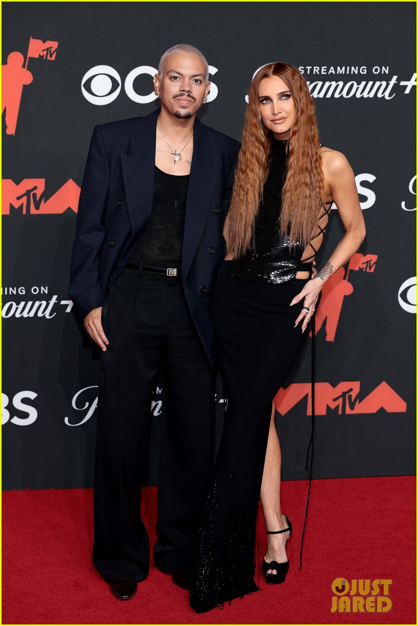 Ashlee Simpson & Evan Ross Coordinate in Black for VMAs 2025: Photo ...