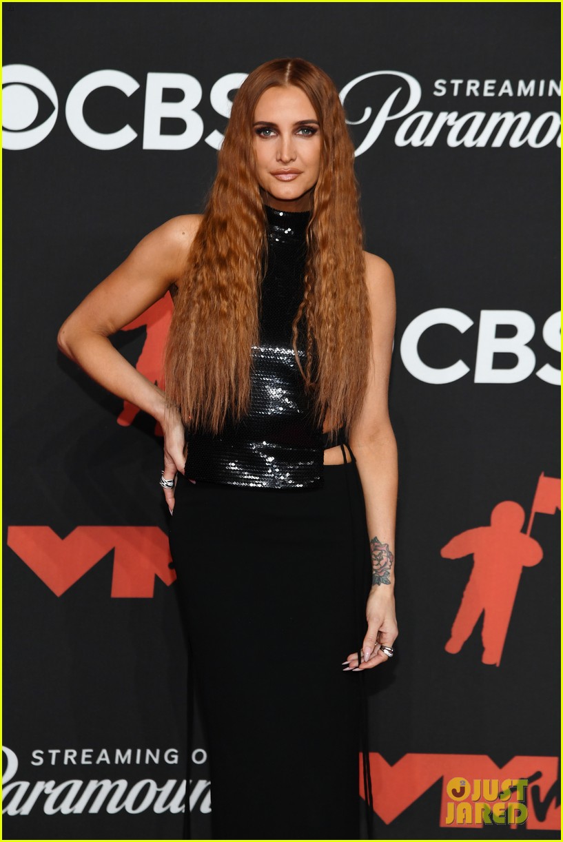 Ashlee Simpson & Evan Ross Coordinate in Black for VMAs 2025: Photo ...