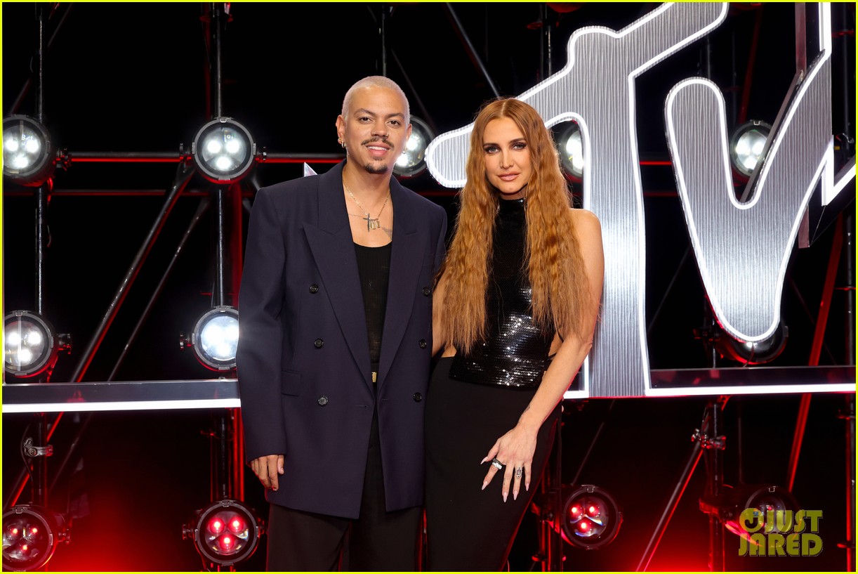 Ashlee Simpson & Evan Ross Coordinate in Black for VMAs 2025: Photo ...
