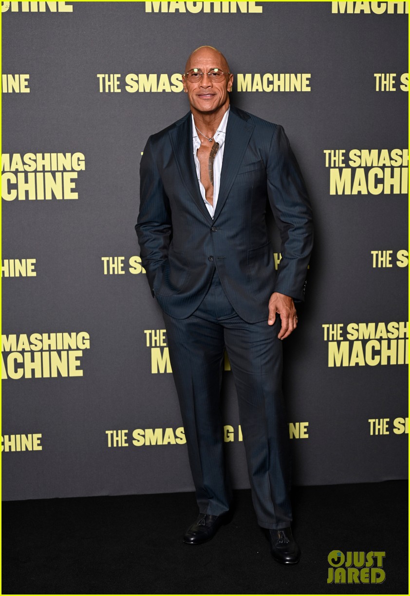 Emily Blunt Looks So Chic in $22 Polka-Dotted Tights to 'Smashing ...