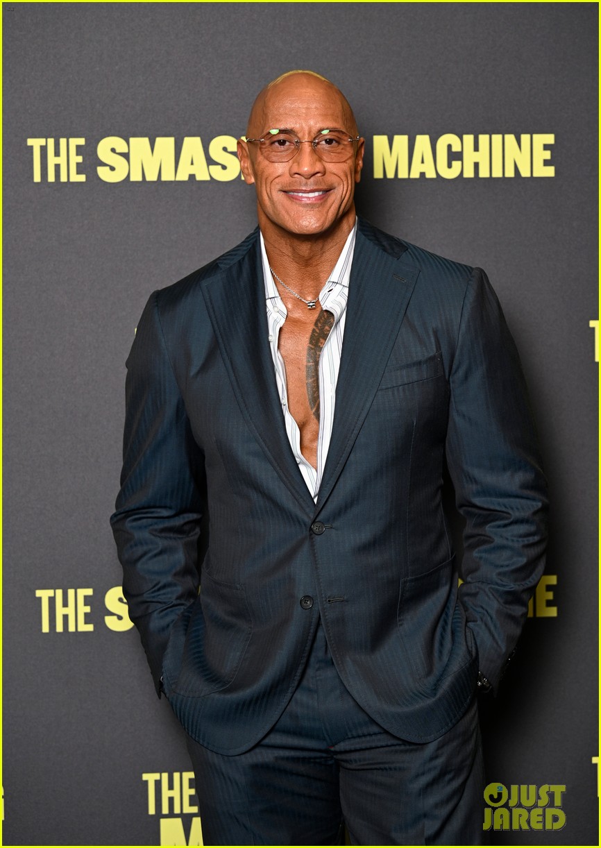 Emily Blunt Looks So Chic in $22 Polka-Dotted Tights to 'Smashing ...