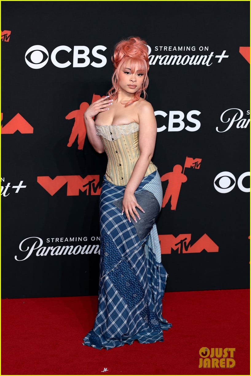 Ice Spice Rocks Pink Hair & Corset on VMAs 2025 Red Carpet: Photo ...