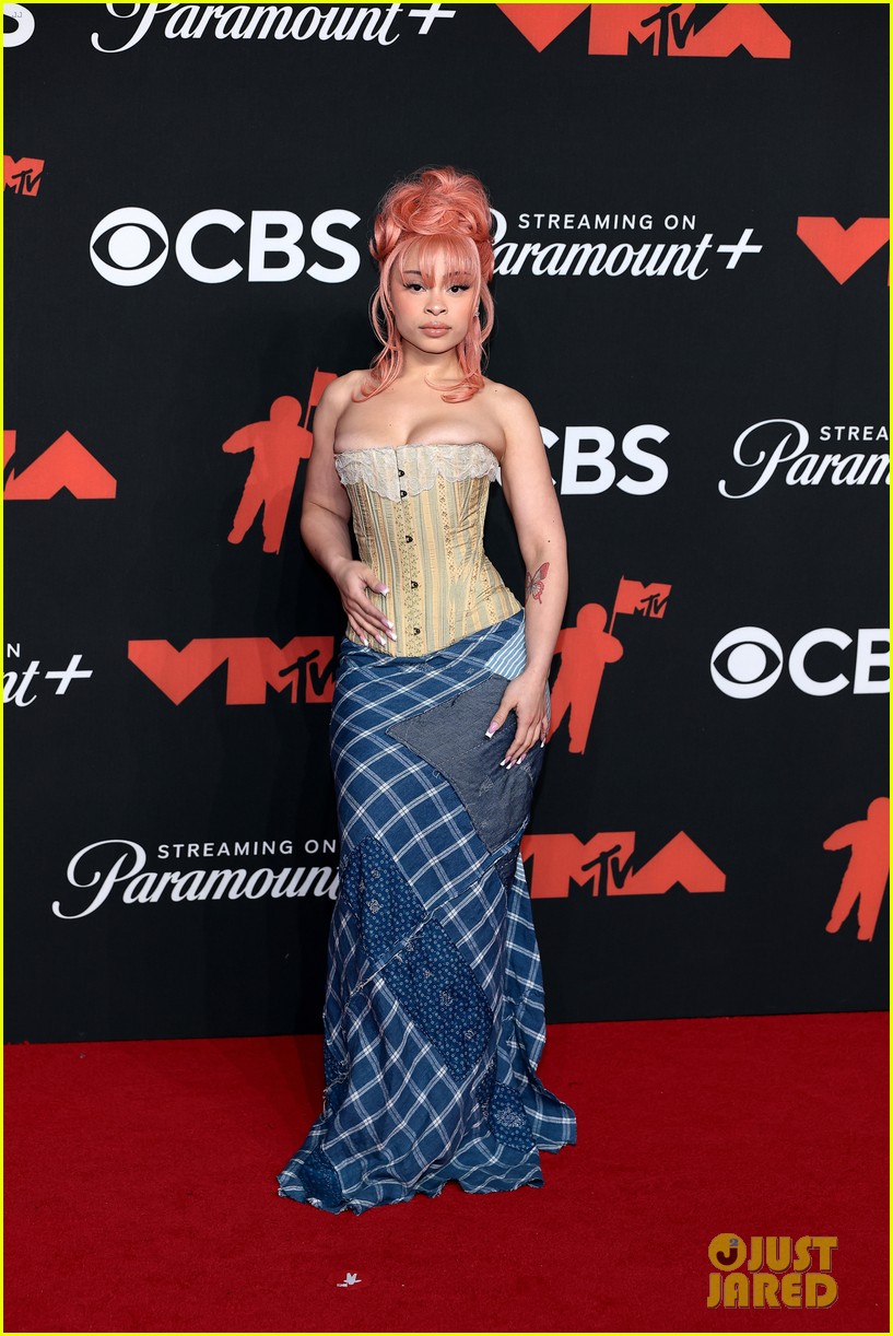 Ice Spice Rocks Pink Hair & Corset on VMAs 2025 Red Carpet: Photo ...