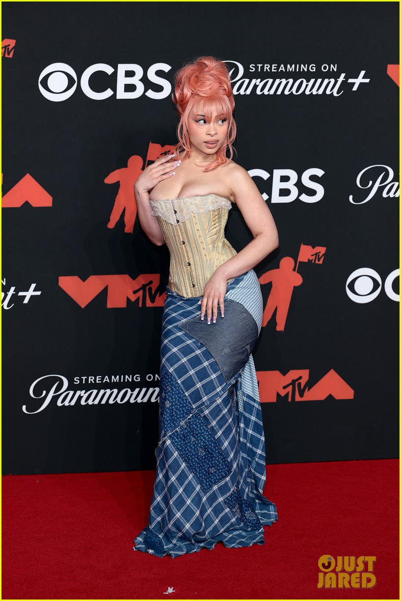 Ice Spice Rocks Pink Hair & Corset on VMAs 2025 Red Carpet: Photo ...