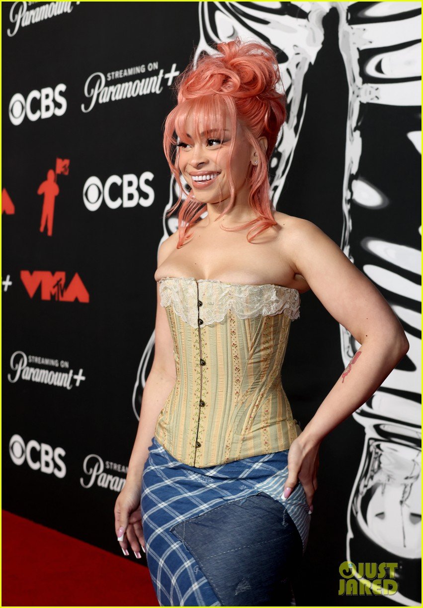Ice Spice Rocks Pink Hair & Corset on VMAs 2025 Red Carpet: Photo ...