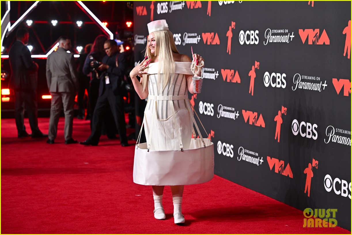 Megan Stalter Carries a Studded Dunkin' Cup at MTV VMAs 2025: Photo ...