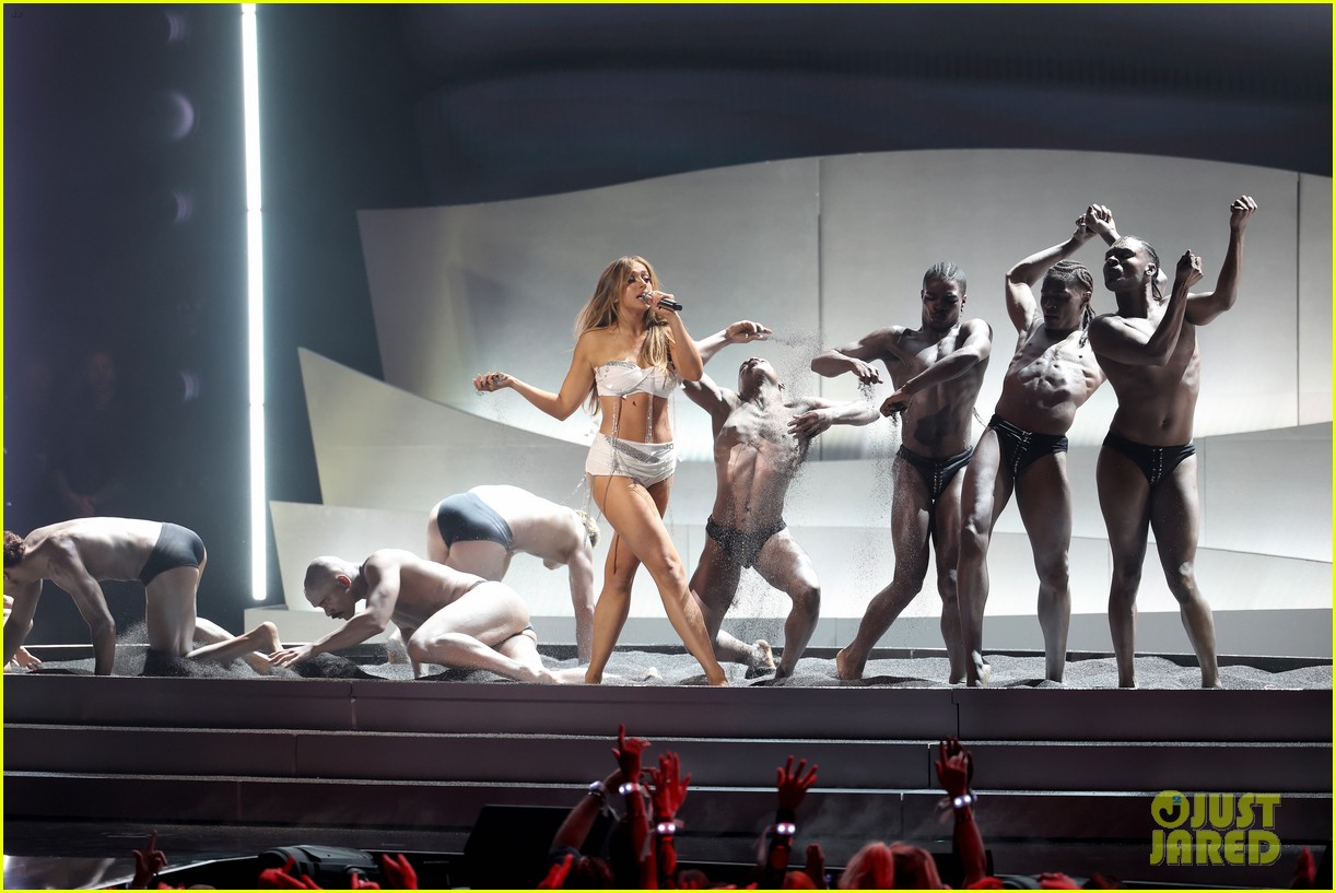 Tate McRae Dances in Sand During MTV VMAs 2025 Performance - Watch!: Photo 5199055 | Photos ...