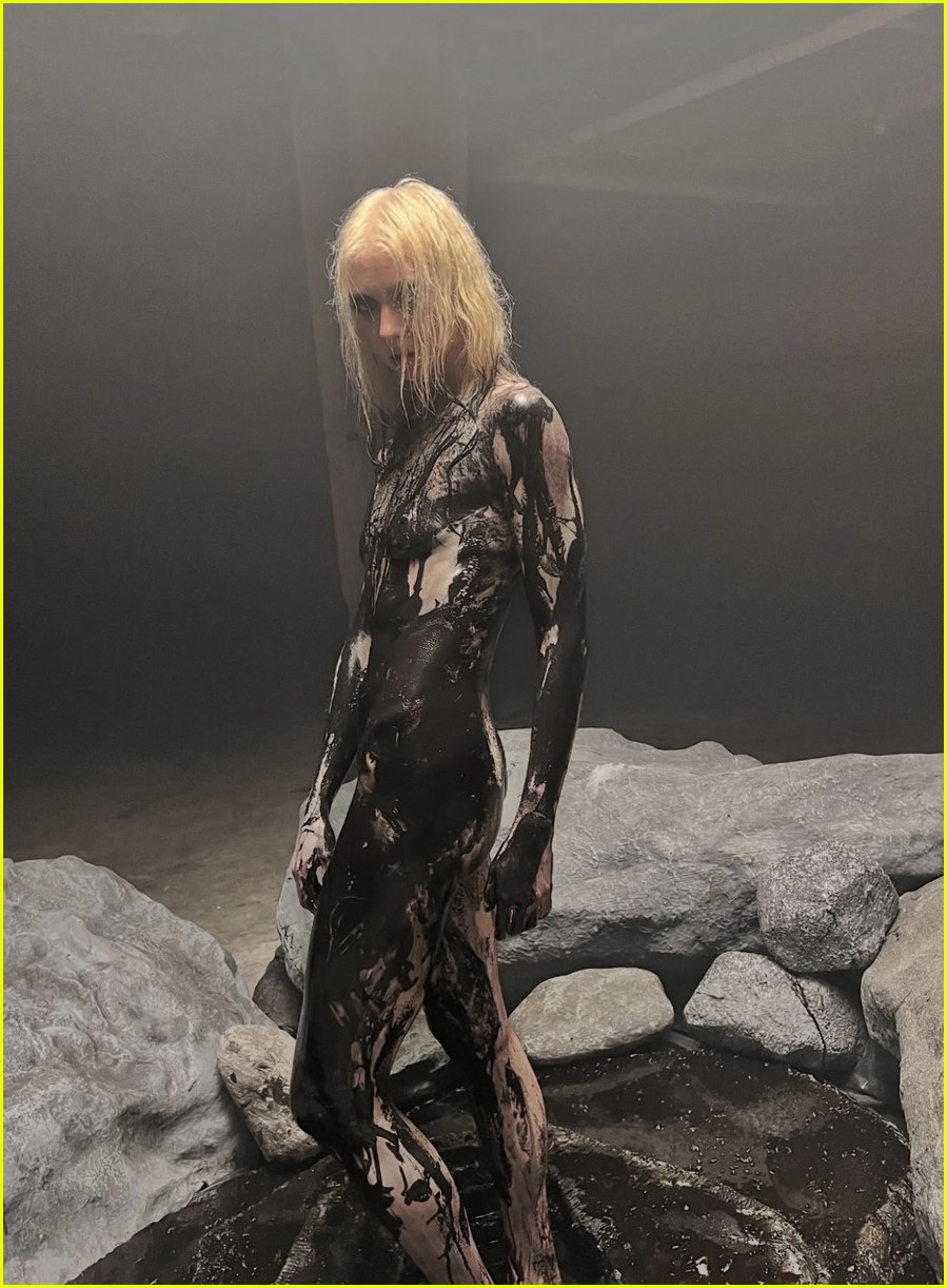 Taylor Momsen Flaunts Washboard Abs In New BTS Photos From The Pretty ...
