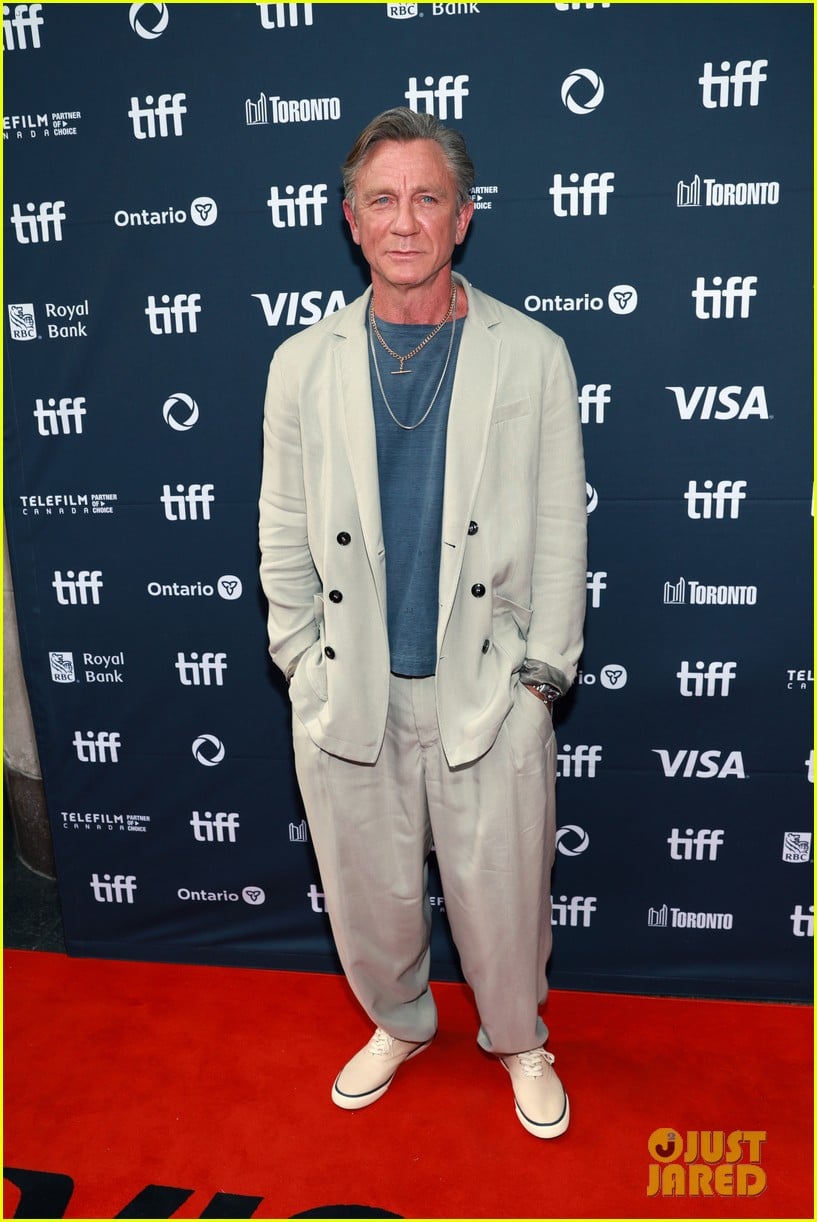 Daniel Craig, Glenn Close, Jeremy Renner & More Premiere 'Wake Up Dead ...