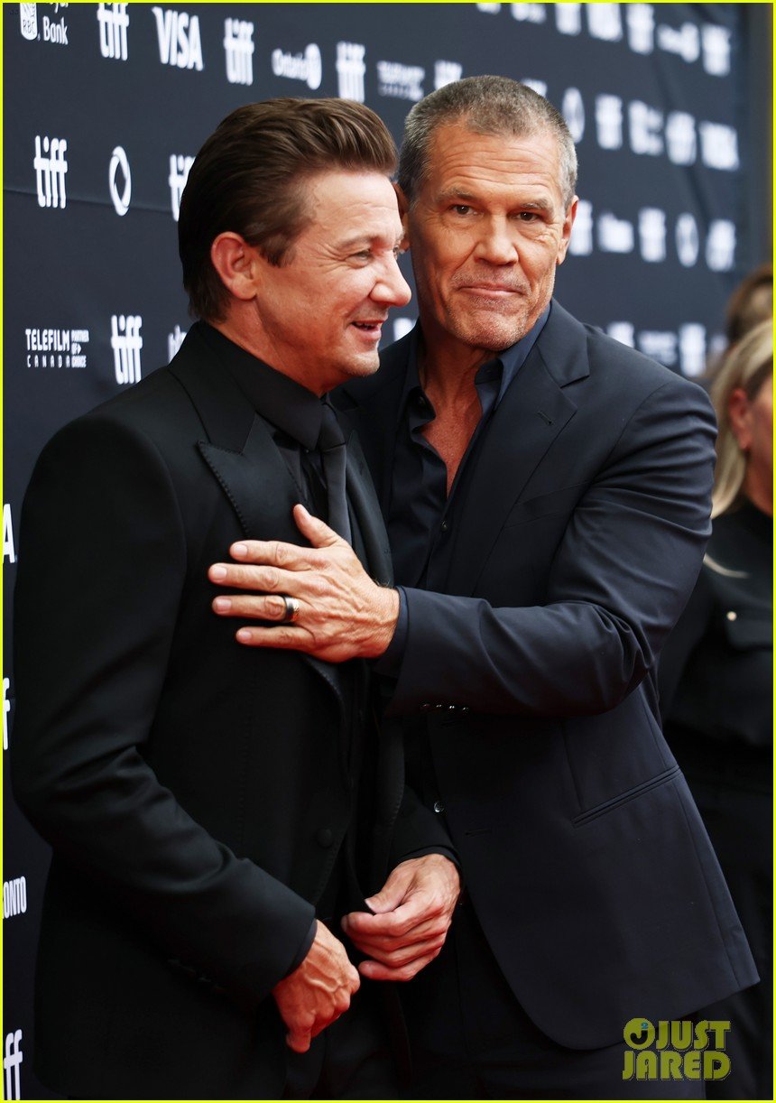 Daniel Craig, Glenn Close, Jeremy Renner & More Premiere 'Wake Up Dead ...