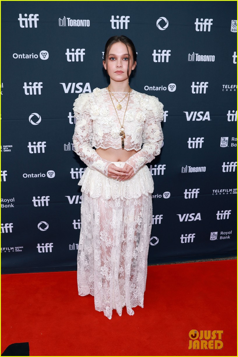 Daniel Craig, Glenn Close, Jeremy Renner & More Premiere 'Wake Up Dead ...