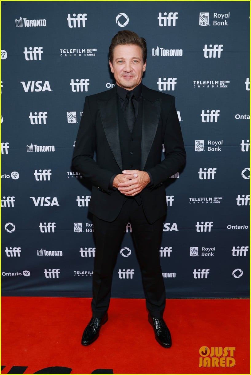 Daniel Craig, Glenn Close, Jeremy Renner & More Premiere 'Wake Up Dead ...