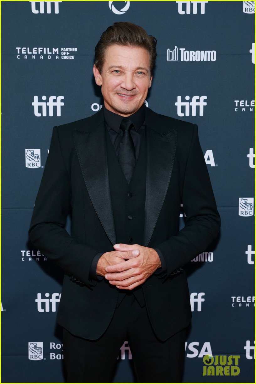 Daniel Craig, Glenn Close, Jeremy Renner & More Premiere 'Wake Up Dead ...