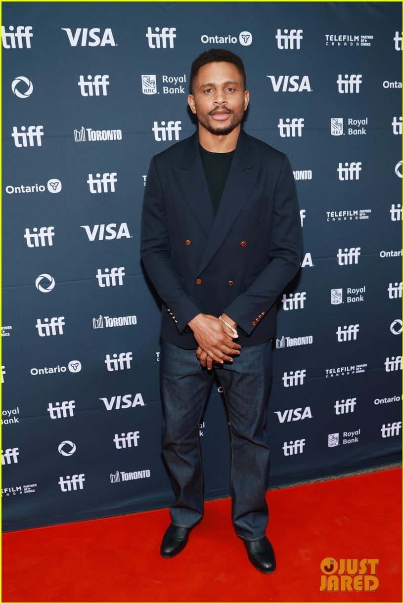 Daniel Craig, Glenn Close, Jeremy Renner & More Premiere 'Wake Up Dead ...