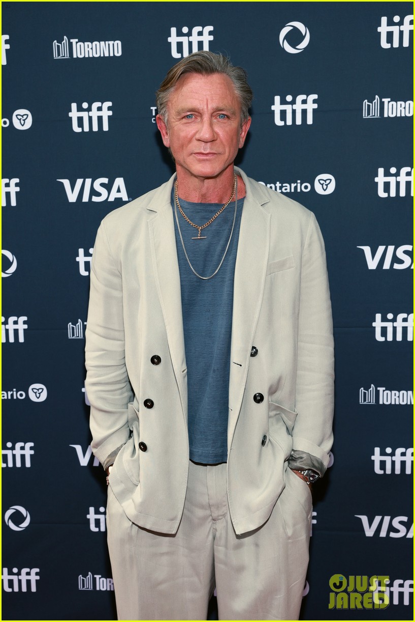 Daniel Craig, Glenn Close, Jeremy Renner & More Premiere 'Wake Up Dead ...