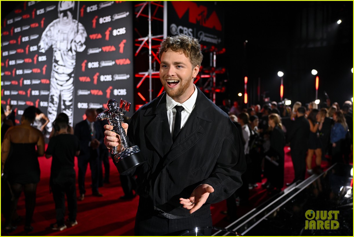 Alex Warren Makes Hilarious Confession as He Wins Best New Artist at ...