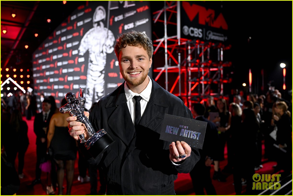 Alex Warren Makes Hilarious Confession as He Wins Best New Artist at ...