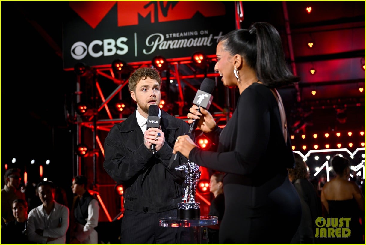 Alex Warren Makes Hilarious Confession as He Wins Best New Artist at ...