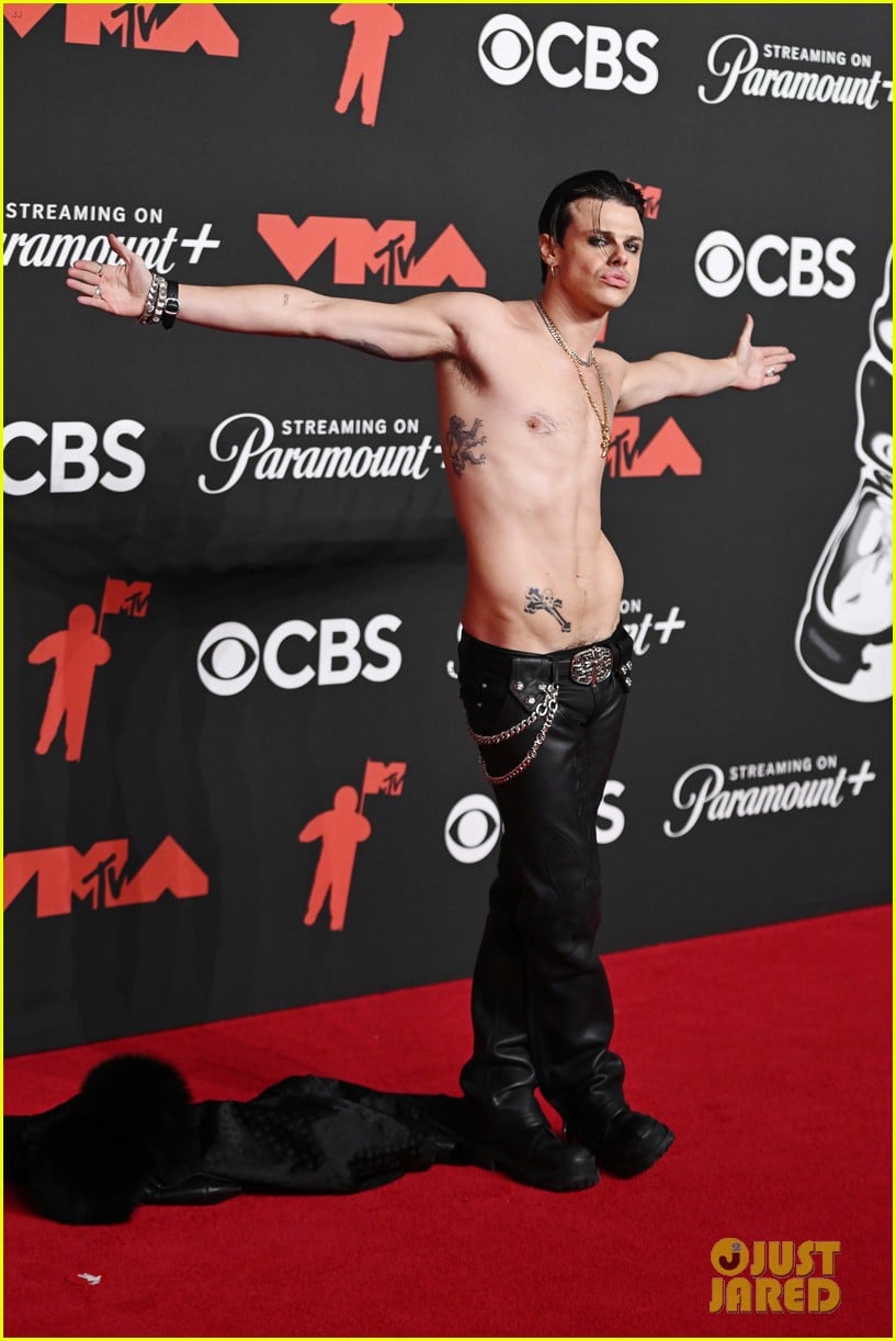 Yungblud Goes Shirtless on the MTV VMAs 2025 Red Carpet: Photo 5198773 ...