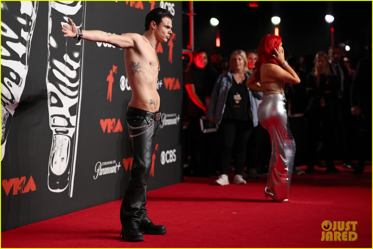 Yungblud Goes Shirtless on the MTV VMAs 2025 Red Carpet: Photo 5198783 | Photos | Just Jared ...