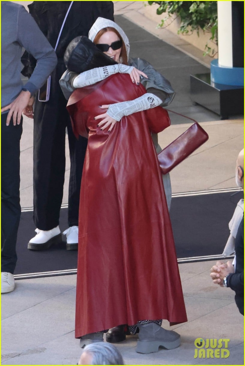 Anne Hathaway & Emily Blunt Share a Hug on 'Devil Wears Prada 2' Set in ...