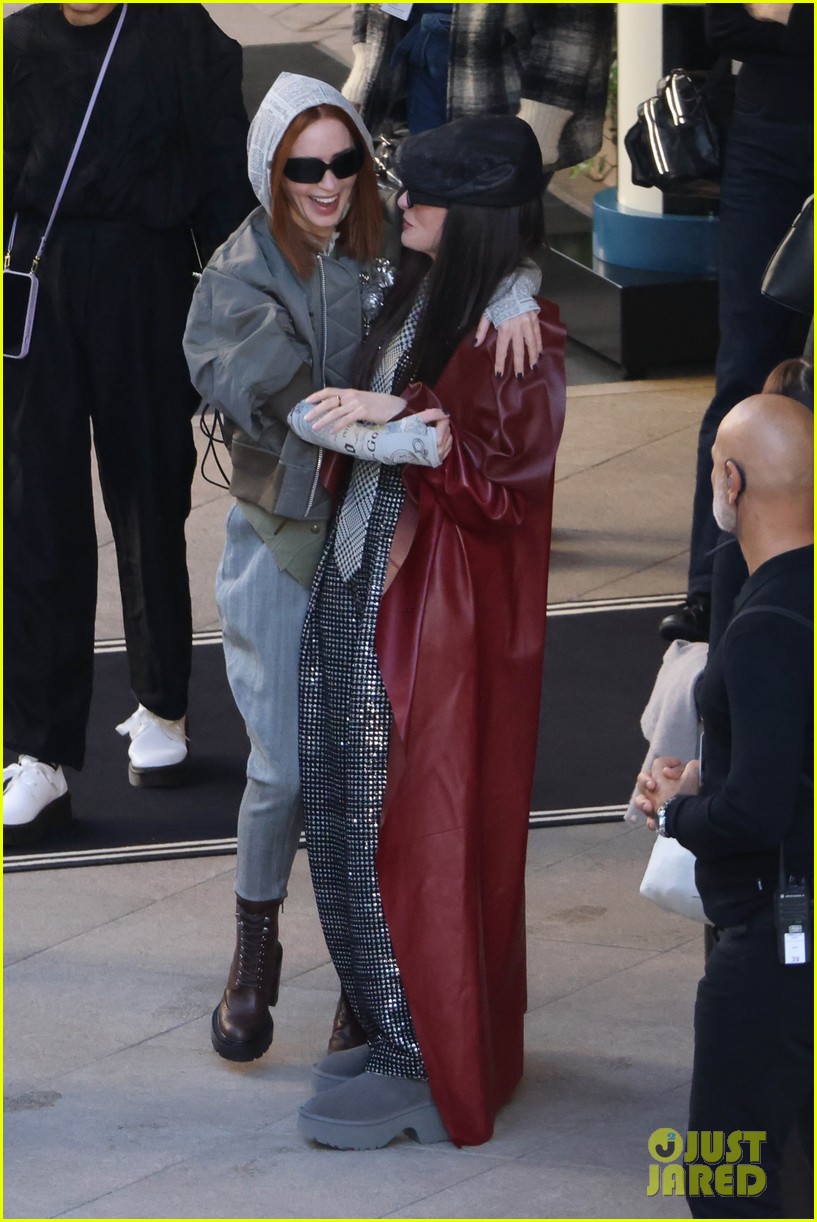 Anne Hathaway & Emily Blunt Share a Hug on 'Devil Wears Prada 2' Set in ...