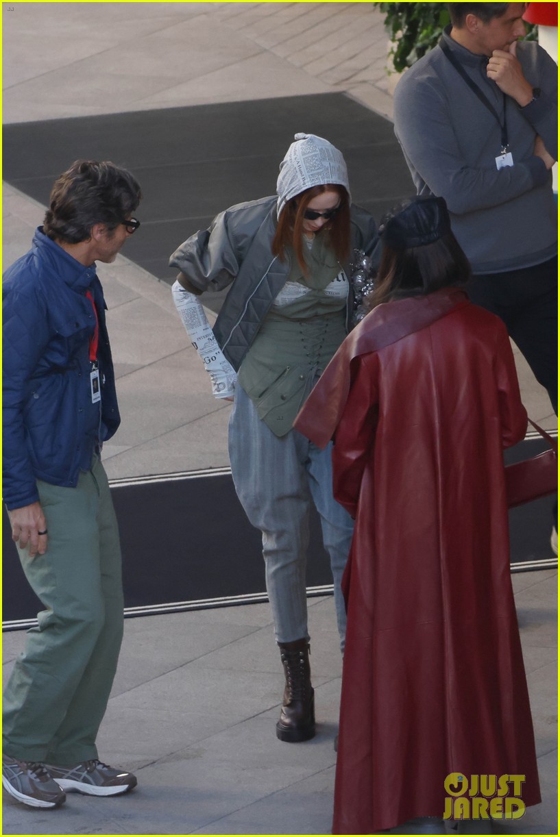 Anne Hathaway & Emily Blunt Share a Hug on 'Devil Wears Prada 2' Set in ...