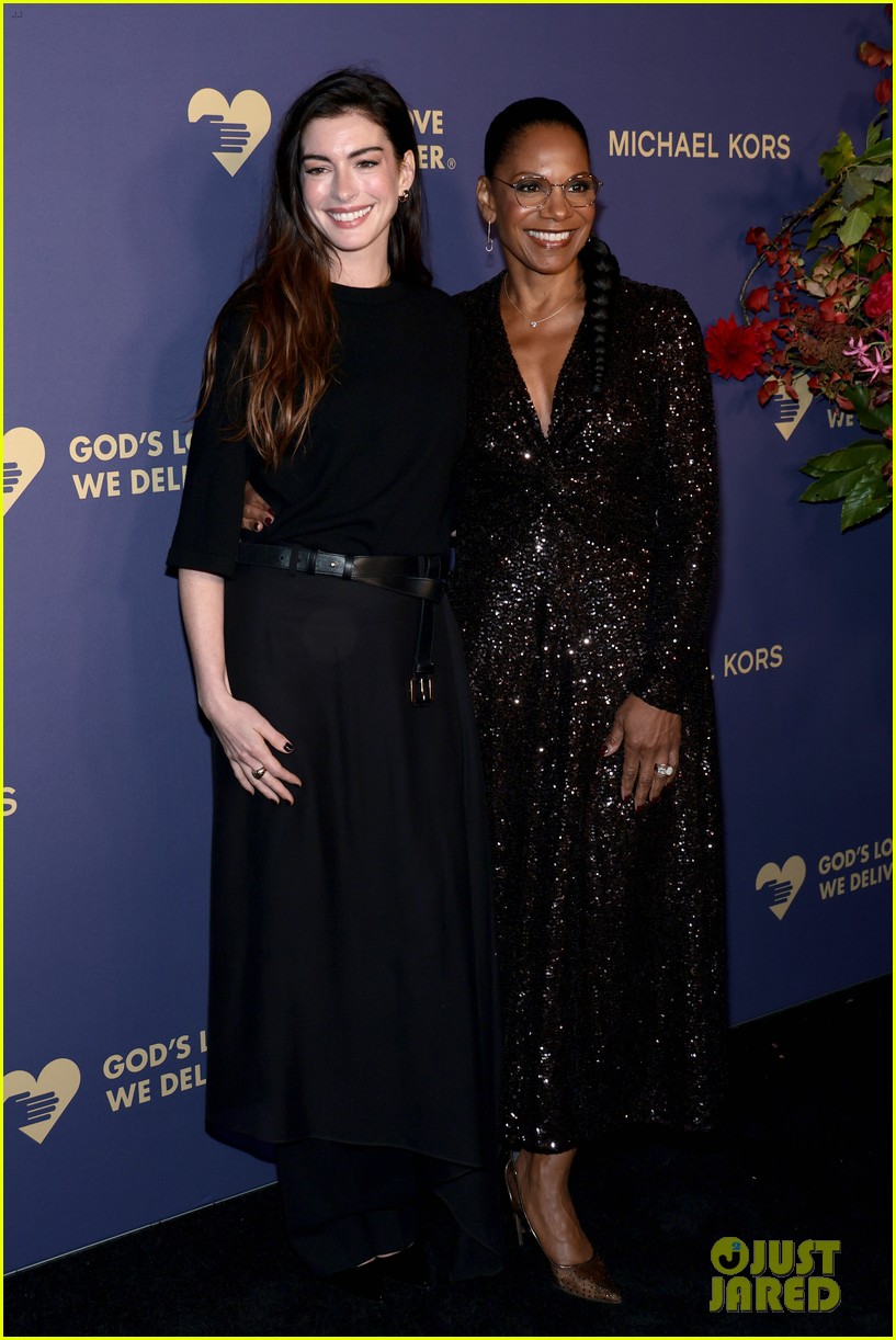 Anne Hathaway Shares Hugs With Audra McDonald & Gigi Hadid at Golden ...