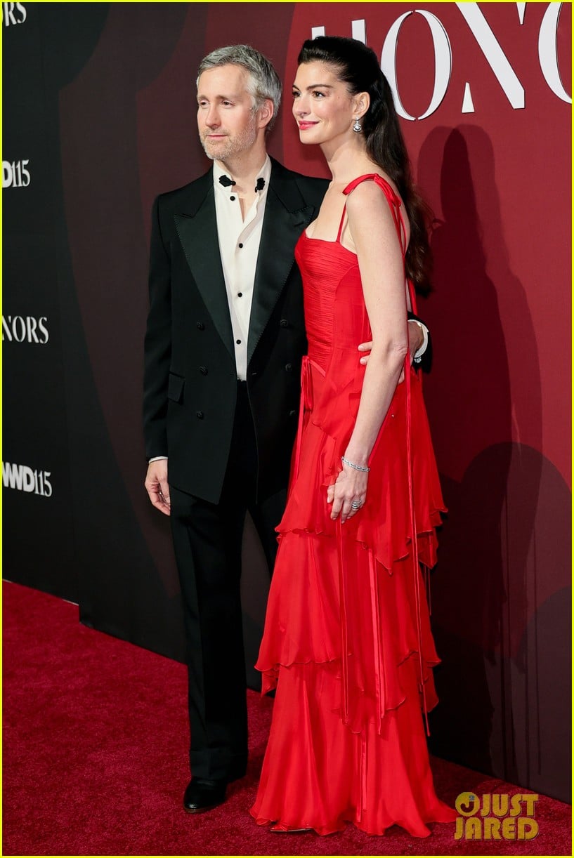 Anne Hathaway & Husband Adam Shulman Make Rare Red Carpet Appearance at ...