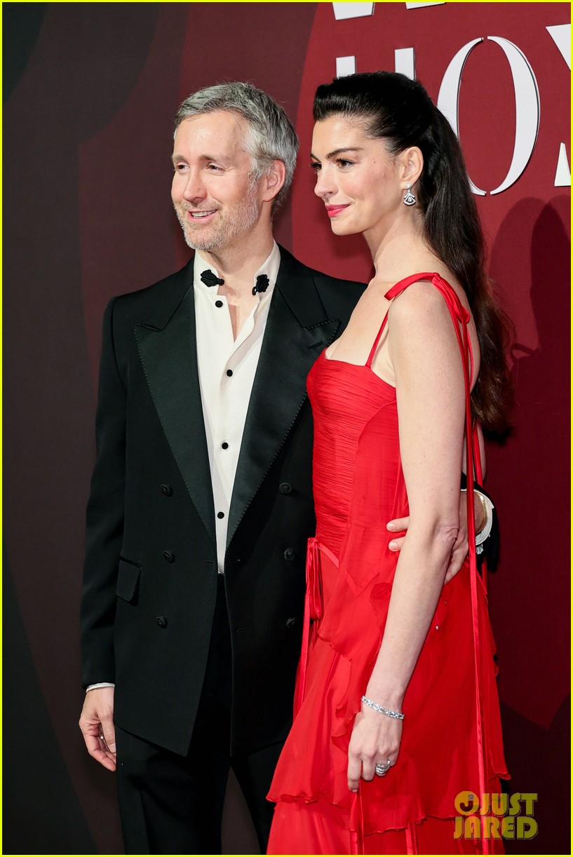 Anne Hathaway & Husband Adam Shulman Make Rare Red Carpet Appearance at ...