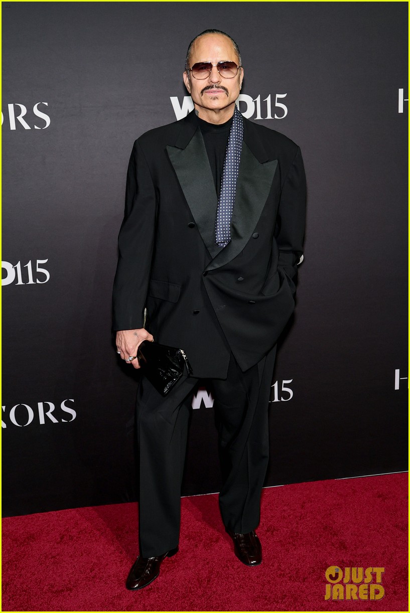 Anne Hathaway & Husband Adam Shulman Make Rare Red Carpet Appearance at ...