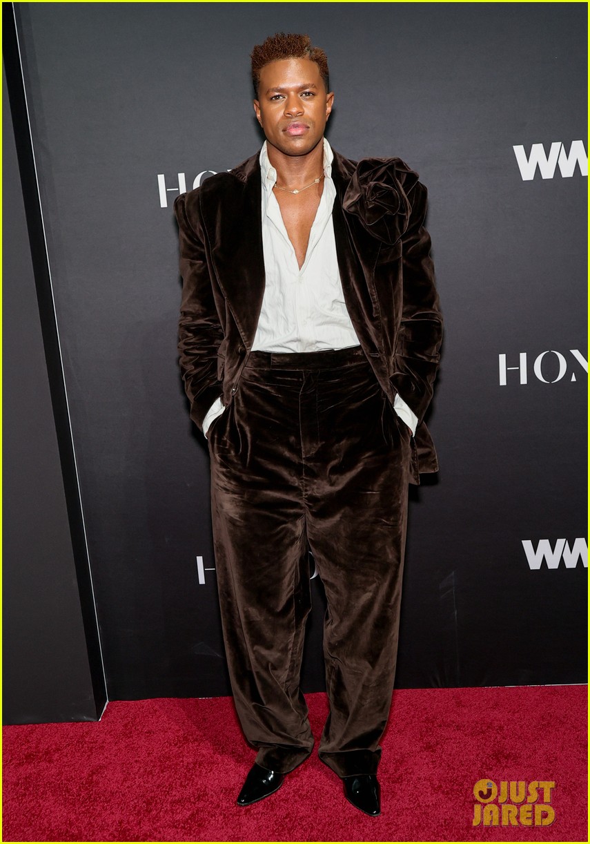 Anne Hathaway & Husband Adam Shulman Make Rare Red Carpet Appearance at ...